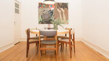 Um frigorífico/congelador grande, um micro-ondas, um forno