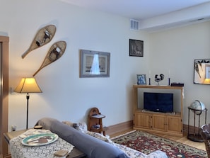 Apartamento Tradicional, 1 cama king-size e sofá-cama (Second Floor Walk Up) | Sala de estar | Smart TV de 42 polegadas com canais por cabo, televisor 