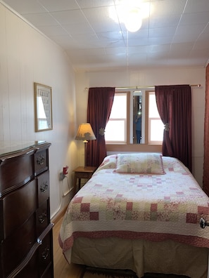 Apartamento Clássico, 2 quartos, Vista para a cidade (Second Floor Walk Up) | Lençóis de algodão egípcio, roupa de alta qualidade 