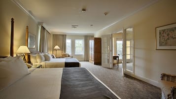 Suíte luxo, 2 camas Queen | Individualmente mobiliados, ferros/tábuas de passar roupa, roupa de cama