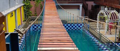 Piscina externa, espreguiçadeiras