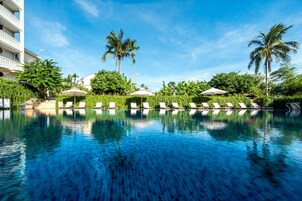 2 piscinas exteriores, guarda-sóis, espreguiçadeiras 