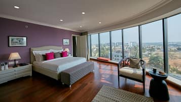 Apartamento, 3 quartos | Roupas de cama premium, frigobar, cofres nos quartos, escrivaninha