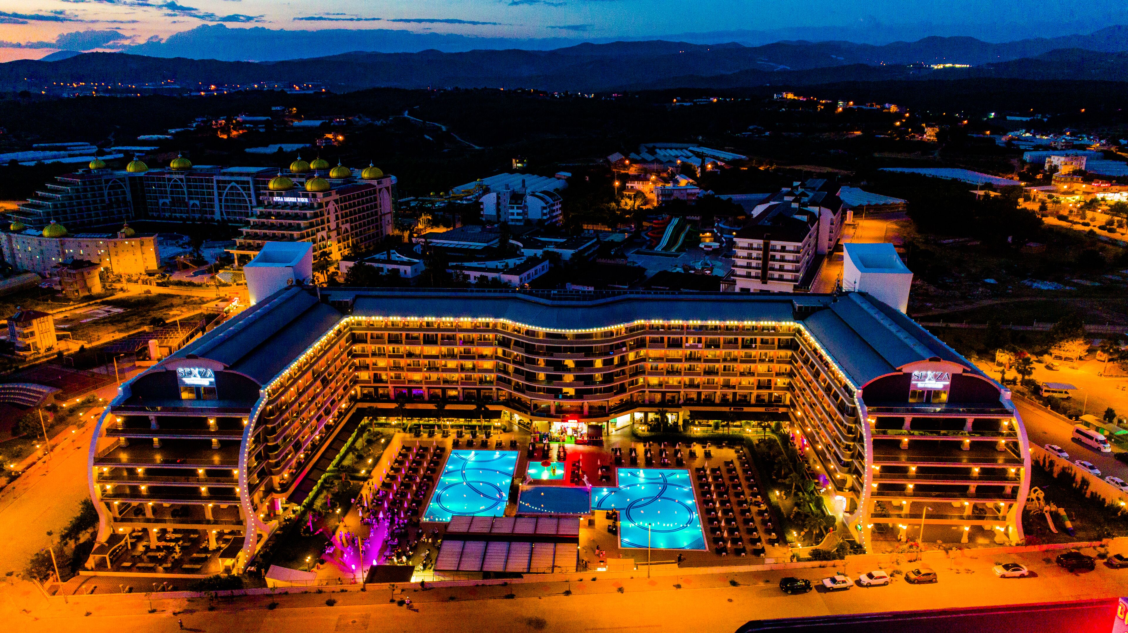 Um hotel com um pátio central, vários andares e um design arquitetônico marcante.