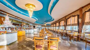 2 restaurantes: servem pequenos-almoços, almoços e jantares