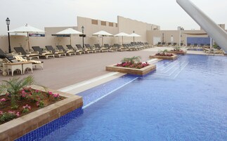 Piscina exterior, espreguiçadeiras