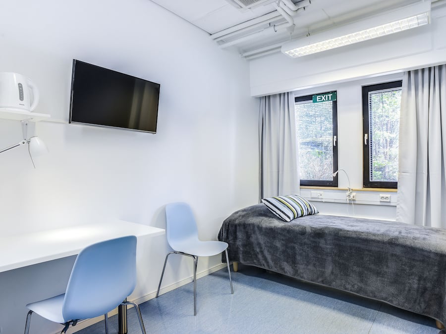 Quarto solteiro, banheiro compartilhado | Escrivaninha, ferros/tábuas de passar roupa, Wi-Fi de cortesia