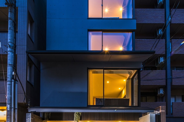 Fachada do alojamento (tarde/noite)