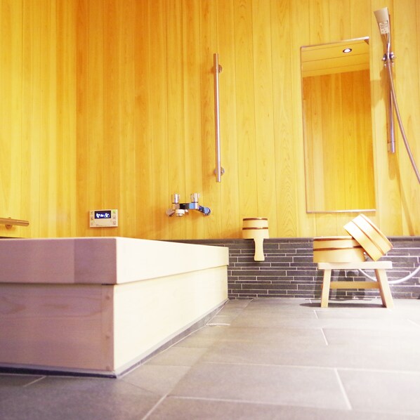 Quarto Duplo Standard (+ 2 Japanese Futons) | Casa de banho | Uma combinação polibã/banheira, uma banheira de imersão total 