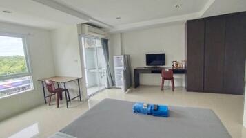 Quarto solteiro standard | Escrivaninha, cortinas blackout, Wi-Fi de cortesia, roupa de cama