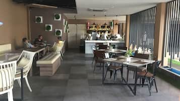 Pequeno-almoço tipo buffet diário (90000 IDR por pessoa)