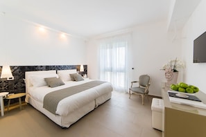 Quarto Duplo, vista para o mar | Roupa de alta qualidade, minibar, cofre no quarto, secretária 