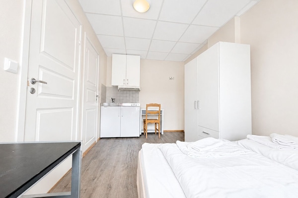 Quarto triplo | Escrivaninha, quartos à prova de som, berços grátis, Wi-Fi de cortesia