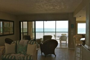Apartamento de Luxo, 3 quartos, não fumadores, vista para a praia | Sala | Leitor de DVD 