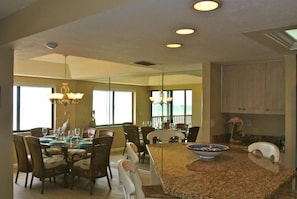 Apartamento de Luxo, 3 quartos, não fumadores, vista para a praia | Refeições no quarto
