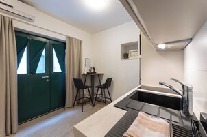 Estúdio, varanda, no pátio | Roupas de cama premium, edredons de pluma, camas com colchões pillow-top