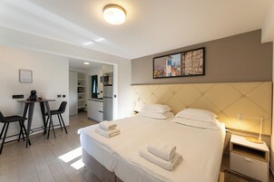 Estúdio, sacada, vista para o pátio | Roupas de cama premium, edredons de pluma, camas com colchões pillow-top