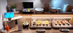 Pequeno-almoço continental diário (16 EUR por pessoa) 