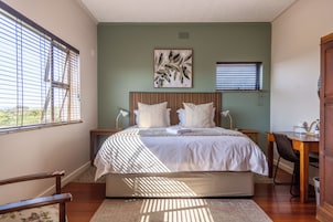 Quarto Standard | Roupa de alta qualidade, camas de colchão Select Comfort, secretária