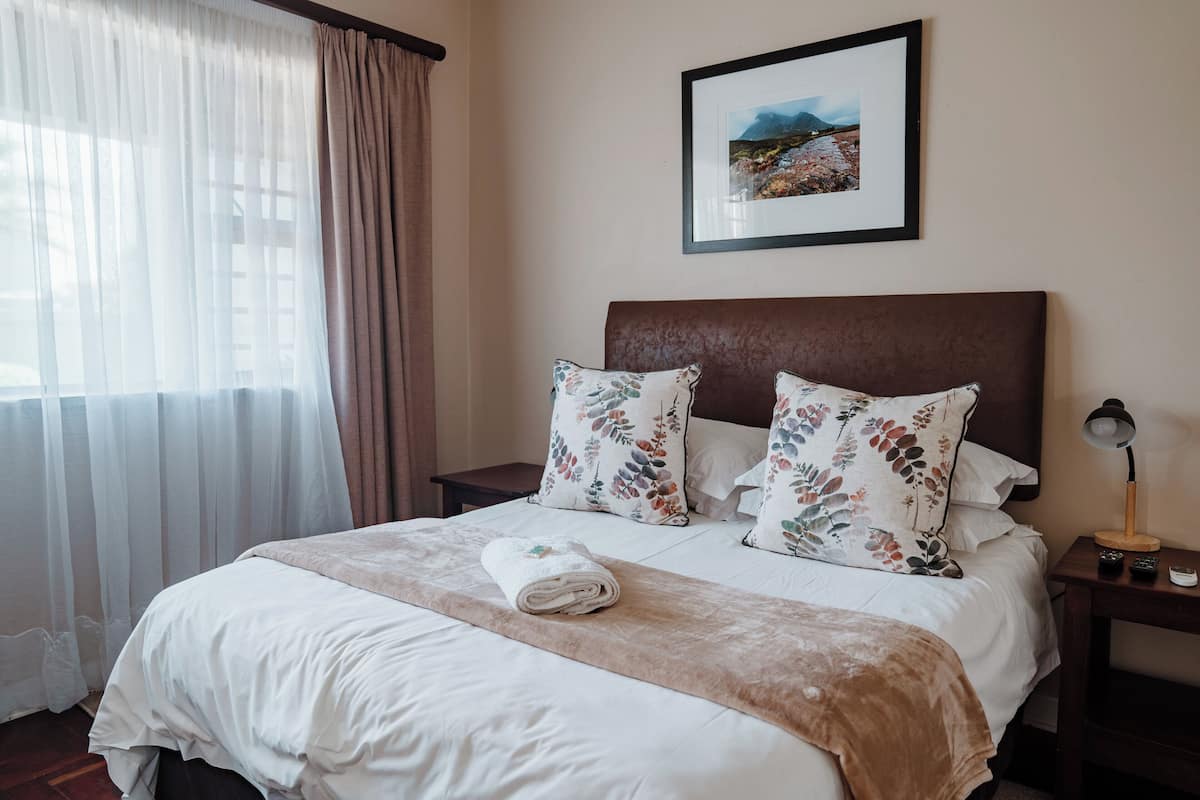 Quarto Standard | Roupa de alta qualidade, camas de colchão Select Comfort, secretária