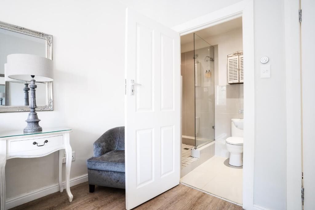 Apartamento Familiar, várias camas | Casa de banho | Um polibã e uma banheira separados, artigos de higiene pessoal grátis 