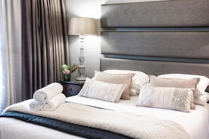 Apartamento urbano, 2 quartos, para não fumantes, vista para a cidade | 2 quartos, roupas de cama antialérgicas, cofres nos quartos