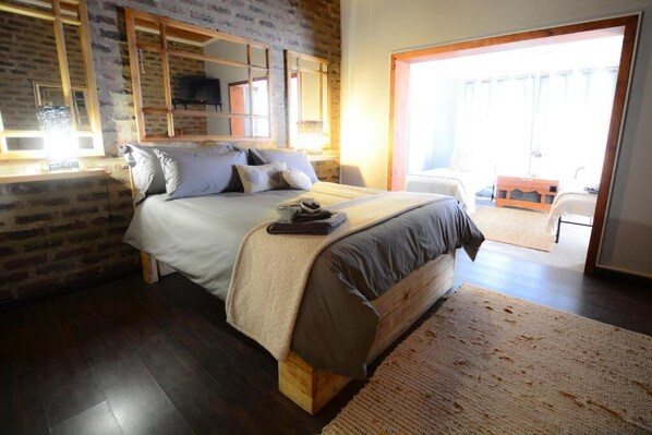 Escrivaninha, berços grátis, camas extras/dobráveis (sobretaxa)