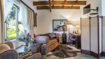 Suíte estúdio conforto, 1 quarto (Big 5 Suite ) | Frigobar, cofres nos quartos, individualmente decorados