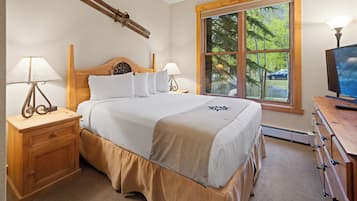 Apartamento em Condomínio Fechado, 2 quartos, 2 casas de banho (Trappers Crossing) | 1 quarto, com decoração personalizada, com mobília individualizada