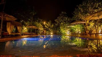 Piscina exterior, da(s) 8:00 à(s) 21:00, guarda-sóis, espreguiçadeiras