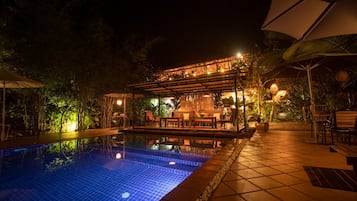 Piscina exterior, da(s) 8:00 à(s) 21:00, guarda-sóis, espreguiçadeiras