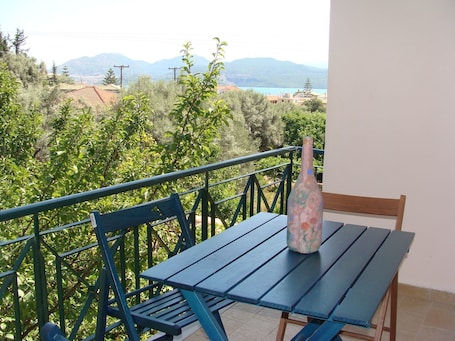 Apartamento Familiar, vista para o mar | Vista da varanda. Villa Galini