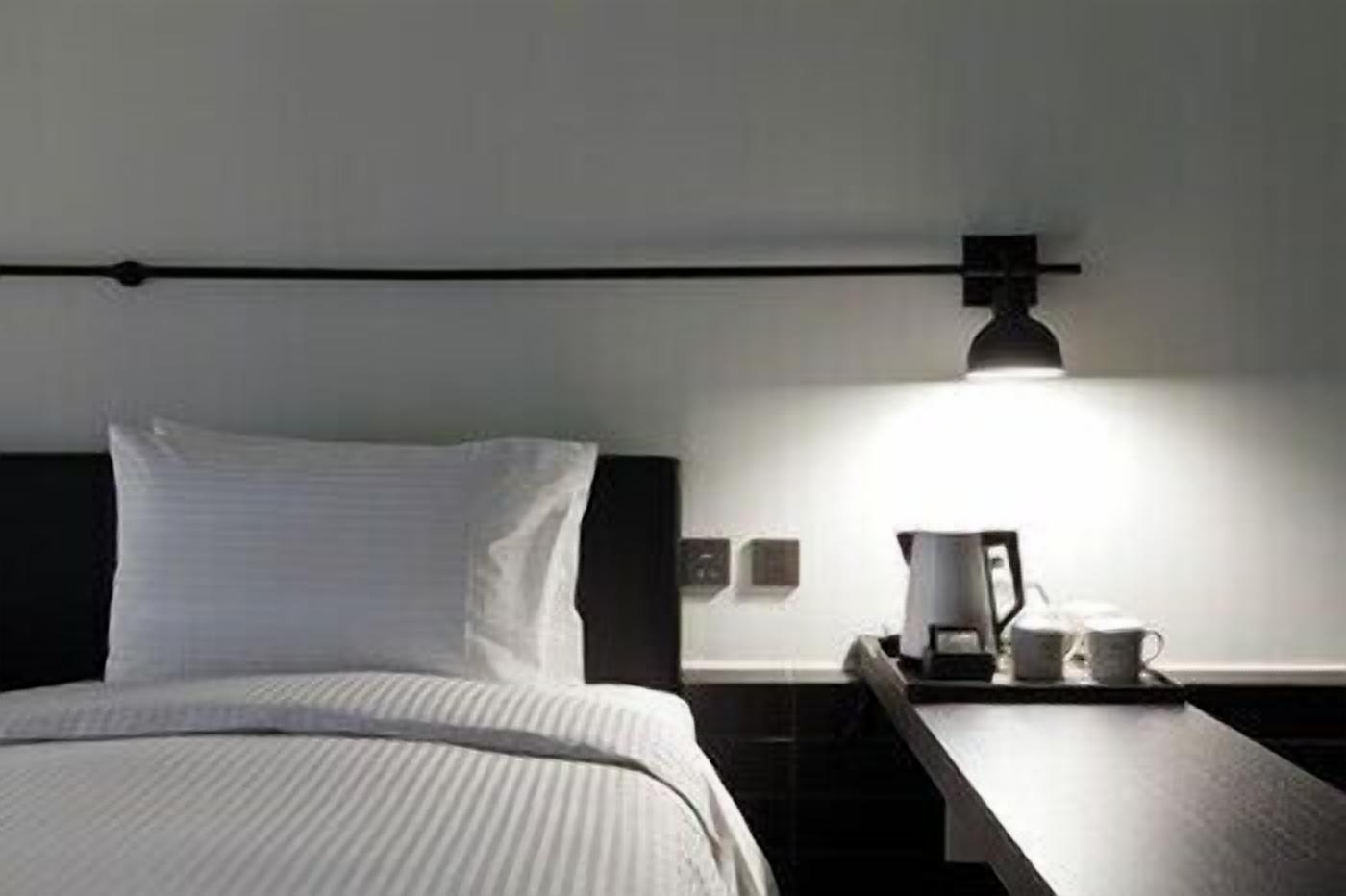 Roupa de alta qualidade, cofre no quarto, cortinas/cortinados opacos 