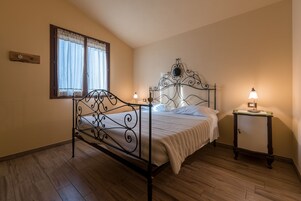 Apartamento, 2 quartos, sacada (sea view or back view) | Roupas de cama premium, edredons de pluma, quartos à prova de som