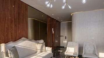 Suite Deluxe (Junior) | Sala de estar | TV de ecrã plano