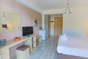 Quarto Duplo, vista para o mar | Cofre no quarto, berços/camas para crianças grátis 