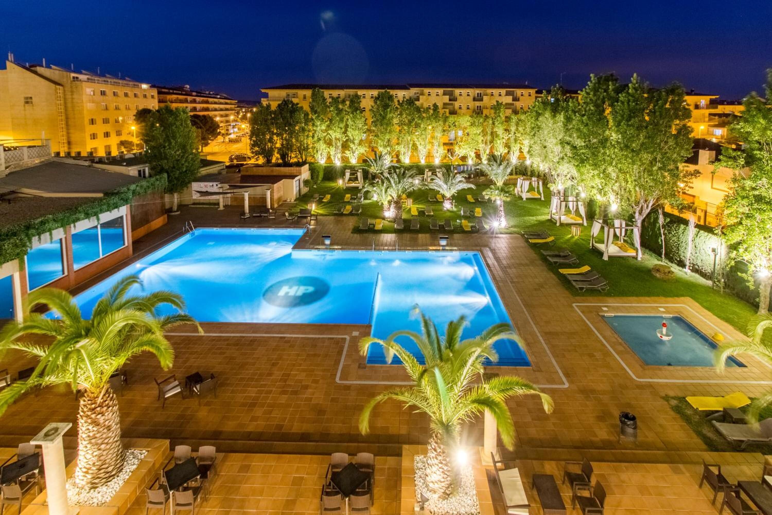 Piscina interna, piscina externa sazonal, guarda-sóis, espreguiçadeiras