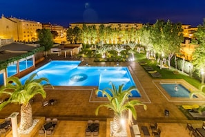 Piscina interna, piscina externa sazonal, guarda-sóis, espreguiçadeiras