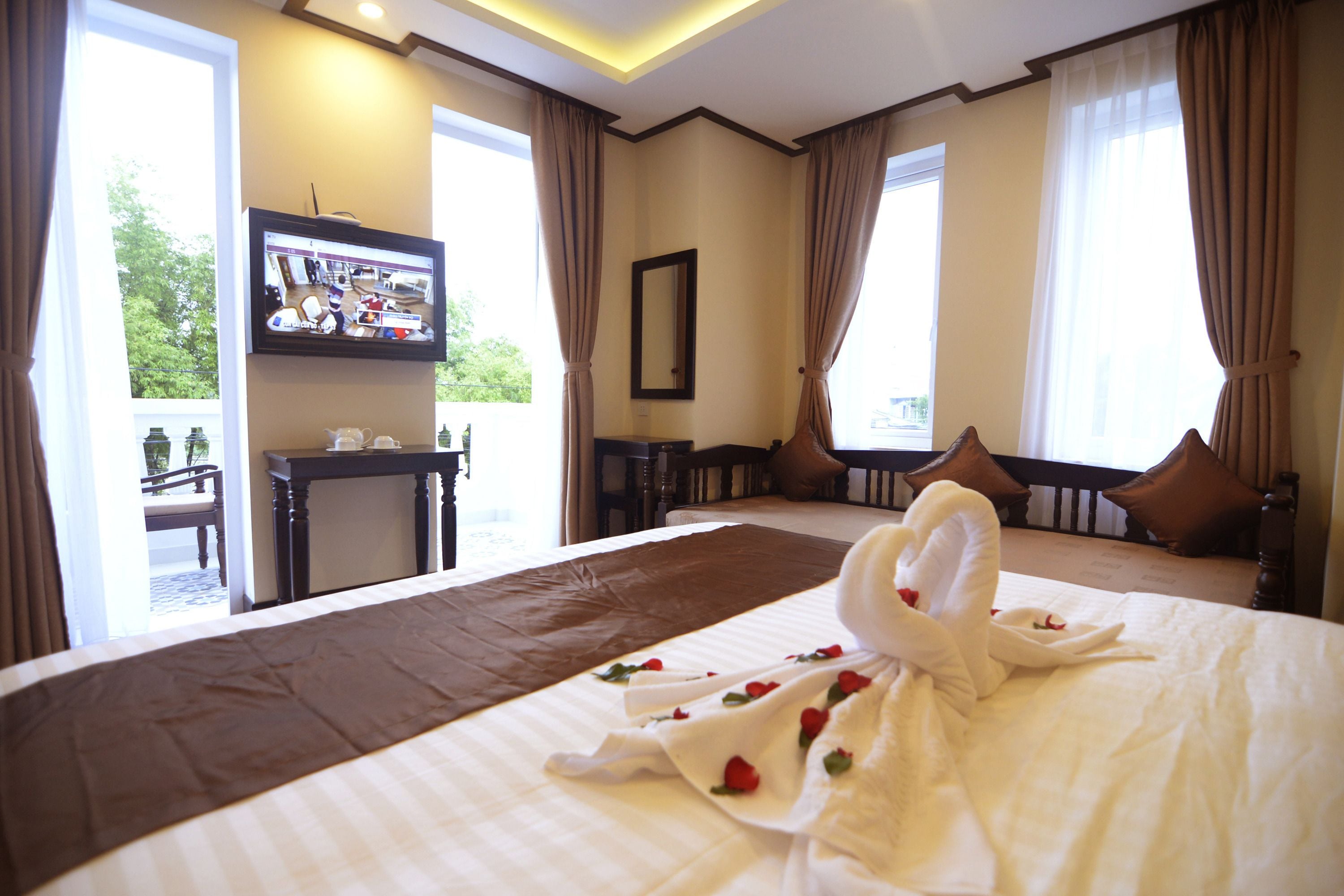 Frigobar, cofres nos quartos, escrivaninha, cortinas blackout