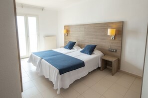 Quarto casal ou duplo standard, vista para o mar | Escrivaninha, cortinas blackout, berços grátis, Wi-Fi de cortesia