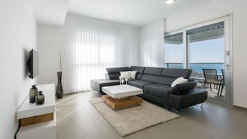 Apartamento de Luxo, 3 quartos, vista para o mar, junto à praia | Sala de estar | TV de ecrã plano