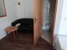 Quarto solteiro standard, banheiro privativo, no canto | Banheiro | Secador de cabelo, toalhas de banho