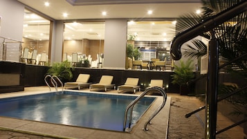 Piscina externa, guarda-sóis, espreguiçadeiras