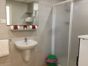 Apartamento, 2 quartos (6 people, 3rd floor - nº 13) | Banheiro | Chuveiro, produtos de toalete grátis, toalhas de banho
