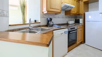 Apartamento, 2 quartos (6 people, 1st floor - nº 3) | Cozinha privada | Um frigorífico, um micro-ondas, uma placa de cozinha