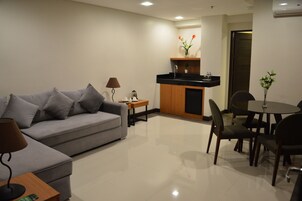 Suite Presidencial | Sala de estar | TV de ecrã plano