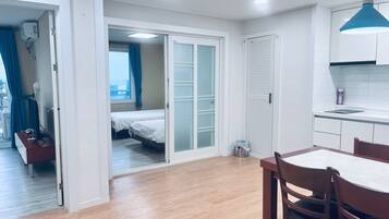Family Twin Room (1st Floor, No View) | Cozinha privada | Um frigorífico