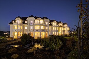 Fachada da propriedade à noite