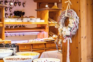 Café da manhã com buffet grátis todos os dias