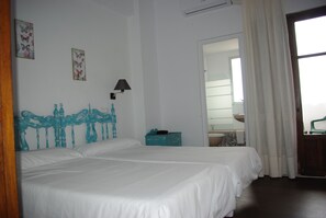 Quarto Twin Económico, 2 camas individuais | Cortinas/cortinados opacos, Wi-fi grátis, roupa de cama fornecida